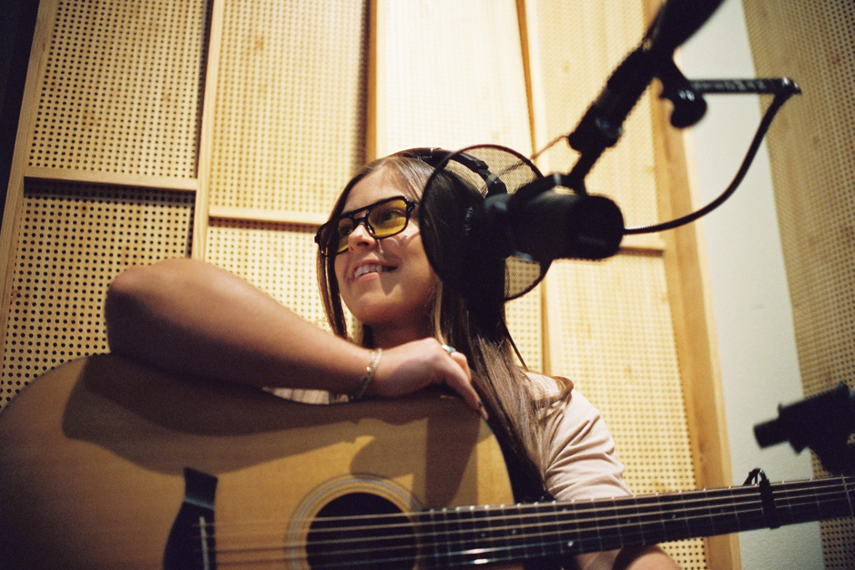Abbey Pierce talks new single 'Down to Earth'! - OriginalRock.net